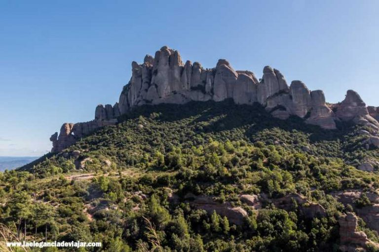Ruta a la Roca Foradada en Montserrat - La elegancia de viajar